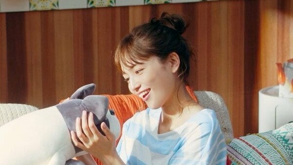 川口春奈 “私物のぬいぐるみ”と一緒に撮影でリラックスモード 毎日の息抜きは愛犬と「散歩」｜FNNプライムオンライン