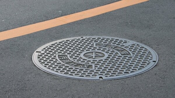 重さ40キロの“ふた”が吹き飛ぶことも!? 大雨時のマンホールに潜む「エアピストン」…起きる仕組みと注意点を聞いた｜FNNプライムオンライン