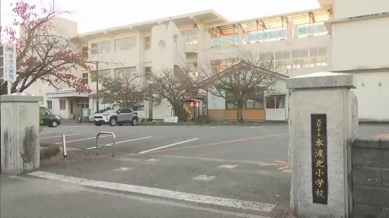 タイムカプセルに入っていたのは“小石” 小学校創立150周年の式典で50年前の思い出がよみがえる【熊本・天草市】｜FNNプライムオンライン