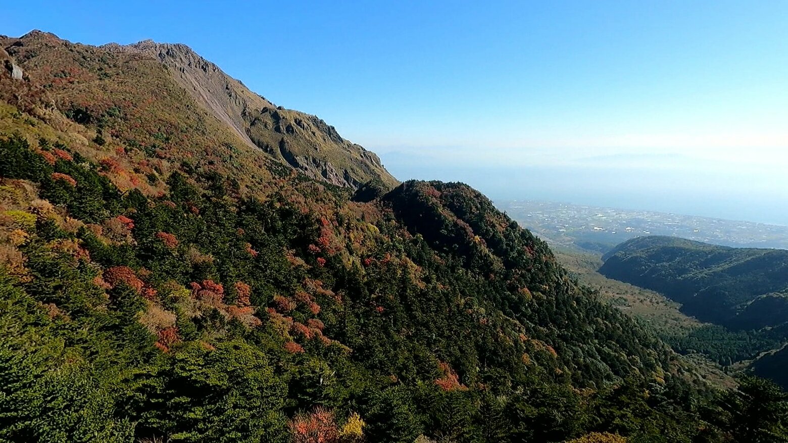 ようやく紅葉の季節到来！お山雲仙2週間遅れで見頃に でもほとんど夏！寒暖差が小さく色づきに影響か【長崎発】｜FNNプライムオンライン
