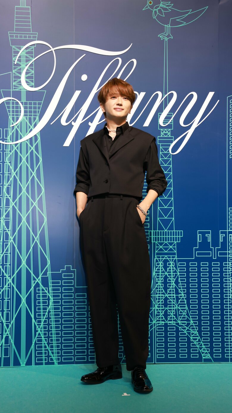 田中みな実 胸元が大きく開いたヌーディーなドレスで登場 「初めてのプレゼントは“ティファニー”」 オープニングイベントに豪華セレブ集結｜FNNプライムオンライン