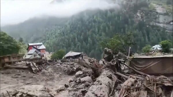 「まるで世界の終わり」パキスタンで豪雨被害…300人以上死亡 インドの山間部でも大規模な洪水で少なくとも61人が死亡｜FNNプライムオンライン