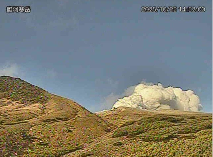 【警戒】“噴火警戒レベル2”で火口周辺規制が継続する雌阿寒岳で噴火発生―ポンマチネシリ火口から約500mの範囲で大きな噴石に警戒_北海道｜FNNプライムオンライン