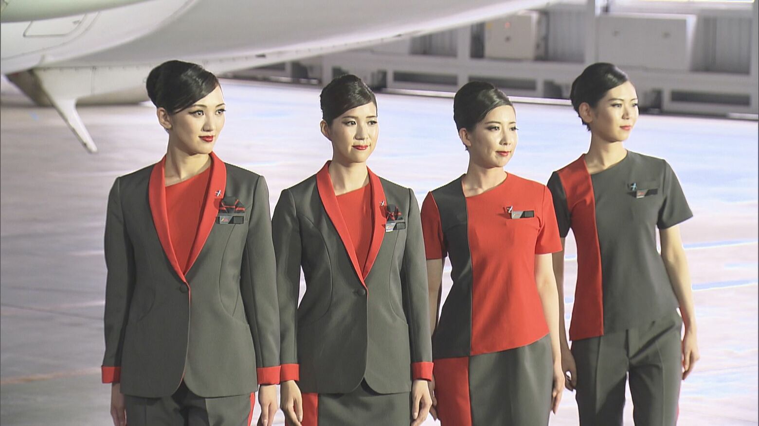コシノジュンコさんがデザイン…FDA=フジドリームエアラインズが客室乗務員の制服を11年ぶりにリニューアル｜FNNプライムオンライン