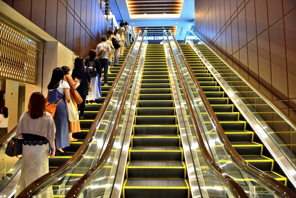 エスカレーターを歩く人が半分に!?AIで検知し「立ち止まって」と呼びかける実証実験…課題を開発会社に聞いた｜FNNプライムオンライン