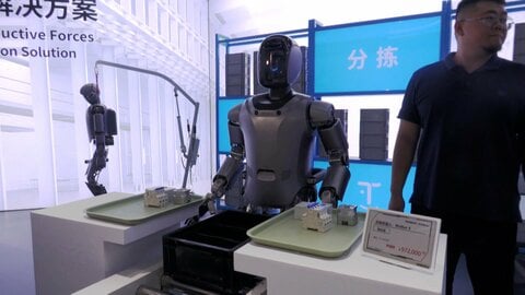 100種類がズラリ　中国ロボット販売店がお披露目　約1950万円の“人型”ロボットも