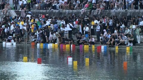 広島「原爆の日」原爆投下から80年迎え…元安川では“慰霊”や“平和への思い”込めた「とうろう流し」多くの人が祈りを捧げる
