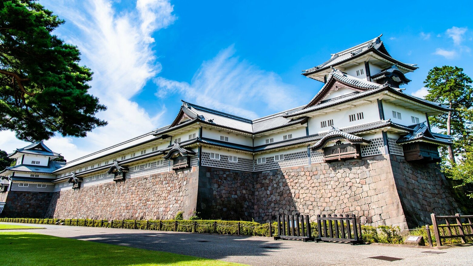 テーマパークのように楽しめる金沢城。五十間長屋、三御門、庭園など「点」から「面」を意識した価値ある復元で変わった場内の散策｜FNNプライムオンライン