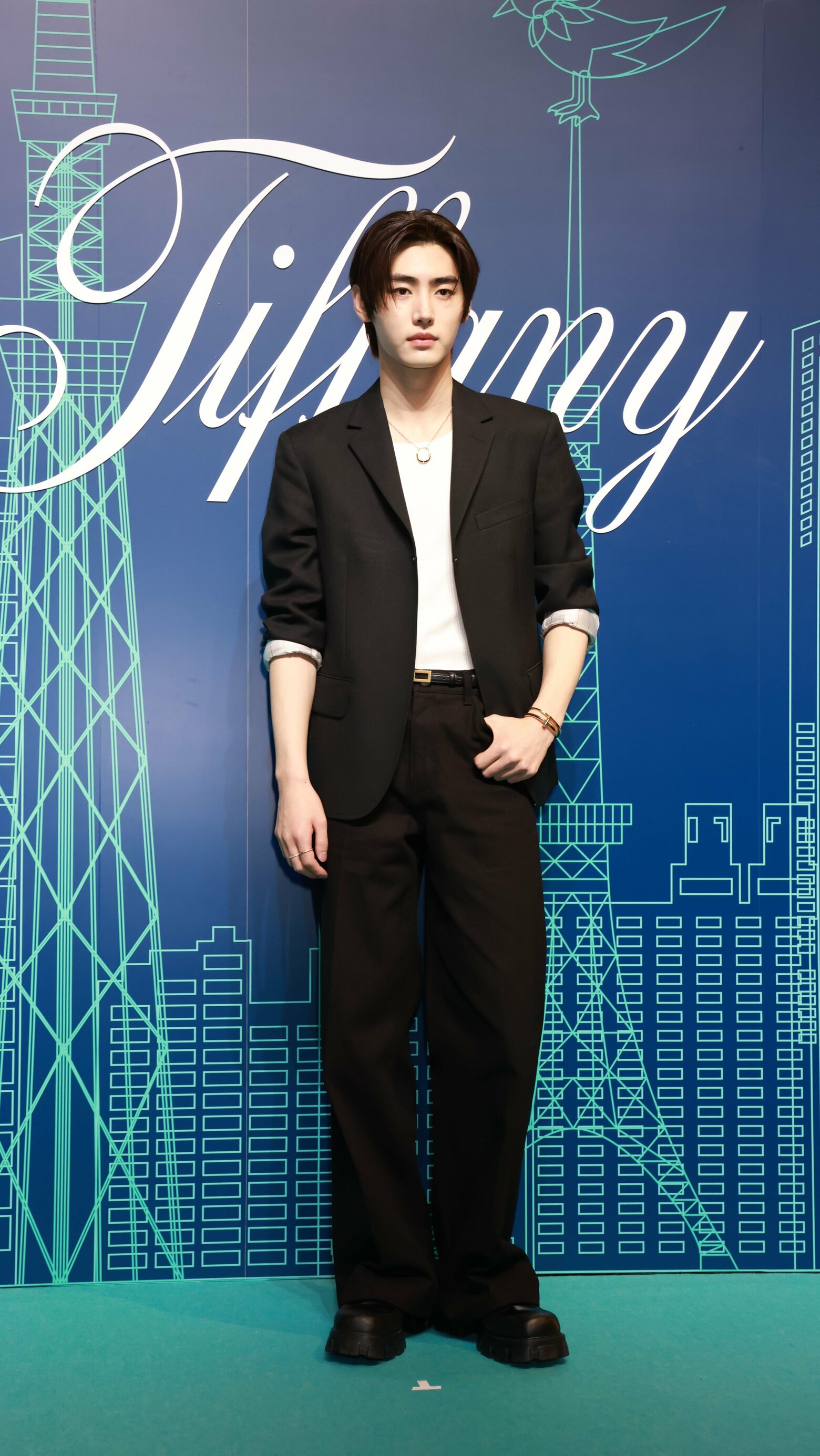 田中みな実 胸元が大きく開いたヌーディーなドレスで登場 「初めてのプレゼントは“ティファニー”」 オープニングイベントに豪華セレブ集結｜FNNプライムオンライン