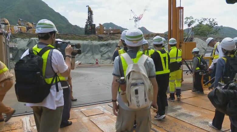 異様な光景…高さ70m“巨大な要塞” 高速道路の「岩塊」撤去工事 見学応募は50倍以上の人気｜FNNプライムオンライン