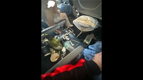 「乗客もカートも天井に」機内サービス中に飛行機が急降下　乱気流で25人ケガ