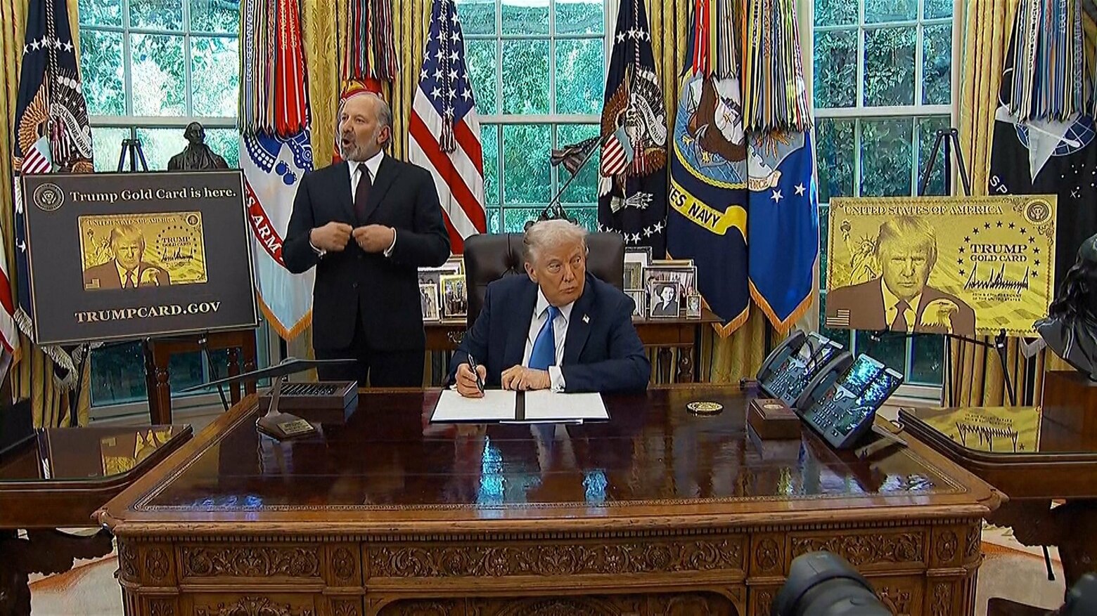 トランプ大統領が「ゴールドカード」発行に向けた大統領令に署名…約1億5000万円支払えば永住権獲得可能に｜FNNプライムオンライン