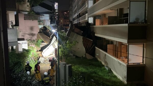 「前から古い家だなと思った」木造2階建て住宅が突然崩壊…がれきが隣のマンション敷地になだれ込む 東京・杉並区｜FNNプライムオンライン