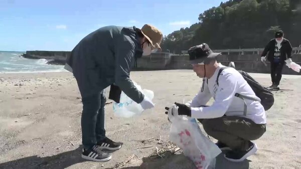 家族連れが山林火災の被災地を見学 海岸の清掃活動も 岩手・大船渡市綾里地区を訪問 ｜FNNプライムオンライン
