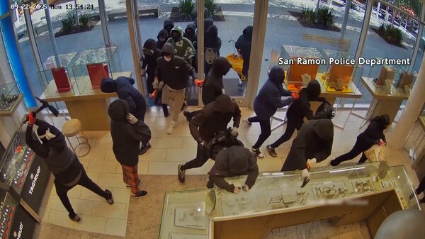 覆面の集団が次々と店内に…宝石店に25人の強盗が1億5000万円相当を強奪 2週間前には別の店に“17人組” アメリカ・カリフォルニア州｜FNNプライムオンライン