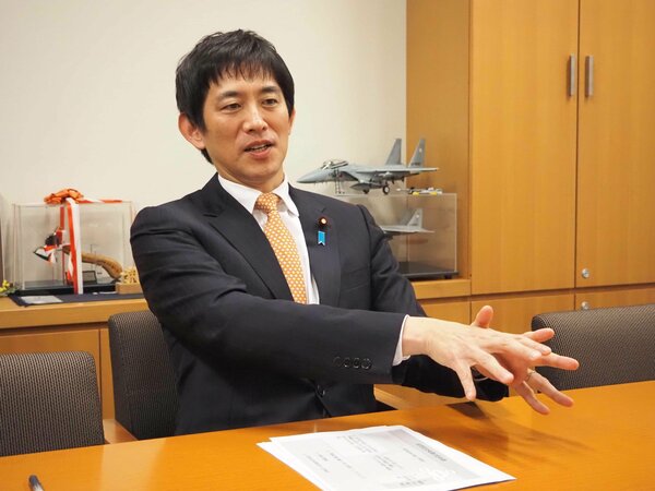 内閣総理大臣を目指します！と、49歳の若手政治家が僕の目をにらみながら言い切ったのでタジタジっとなった｜FNNプライムオンライン