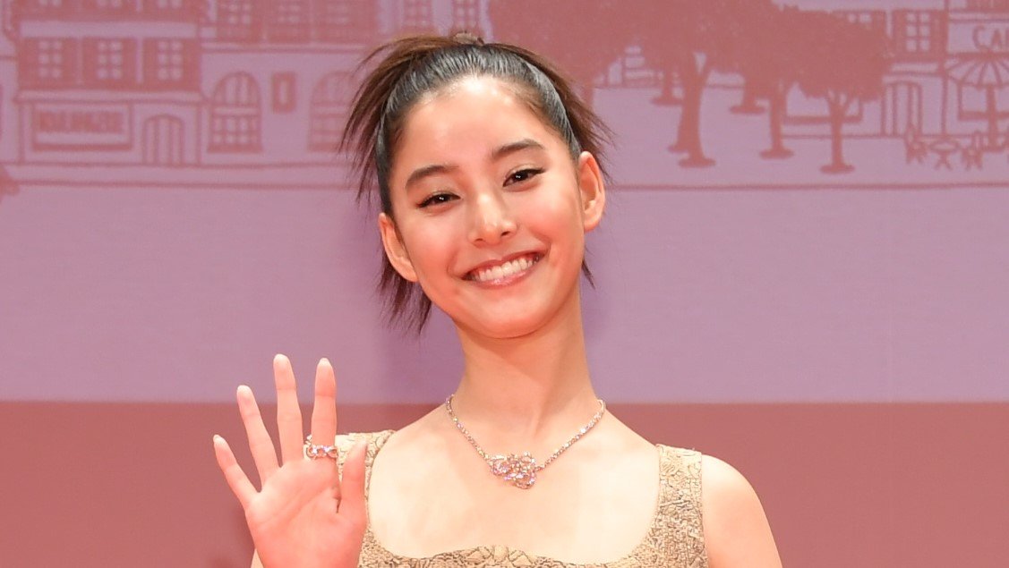 新木優子、総額5000万円のハイジュエリーと“世界に一つだけ”黄金ドレスで魅了｜FNNプライムオンライン