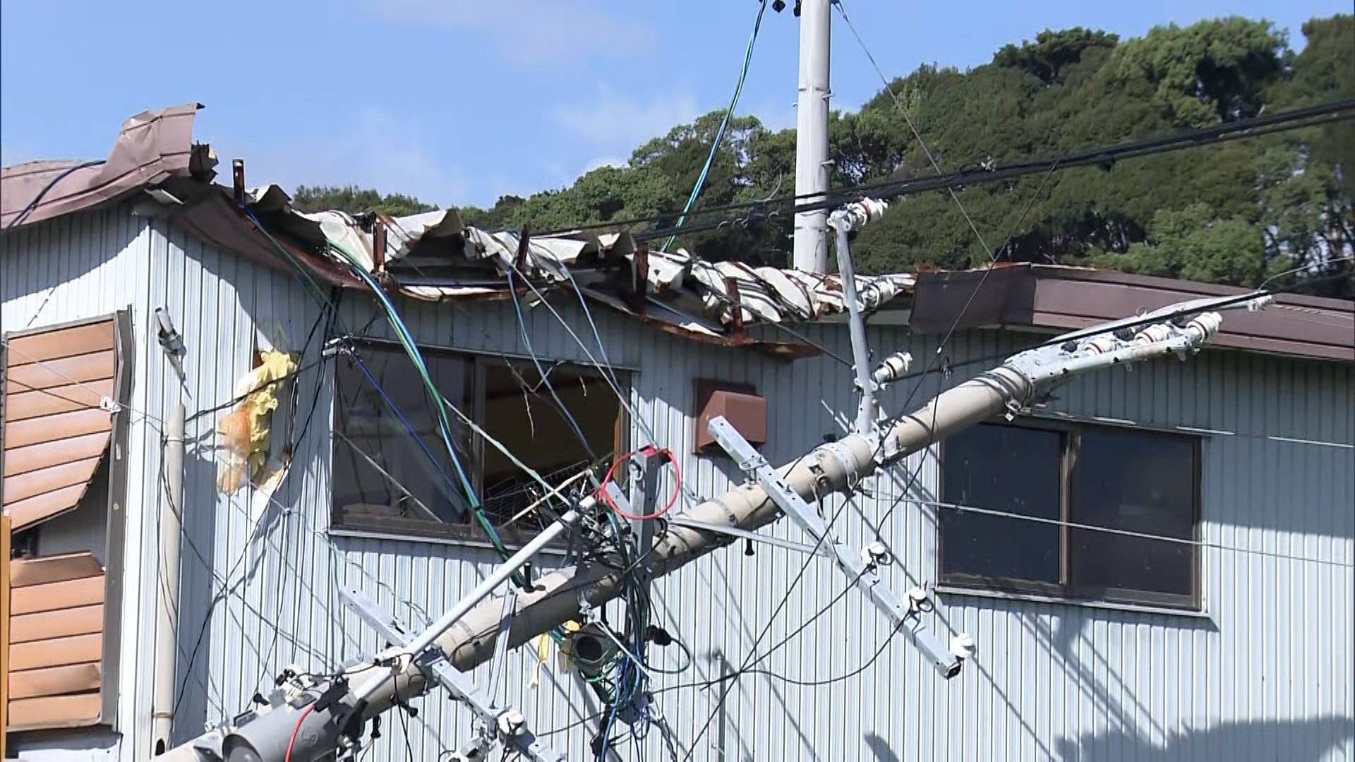 突風被害から一夜明け…静岡・牧之原市では厳しい暑さの中復旧作業が本格化 静岡県内では20人超が重軽傷を負い、住宅被害は400棟超に(放送局のニュース ) - 日本気象協会 tenki.jp