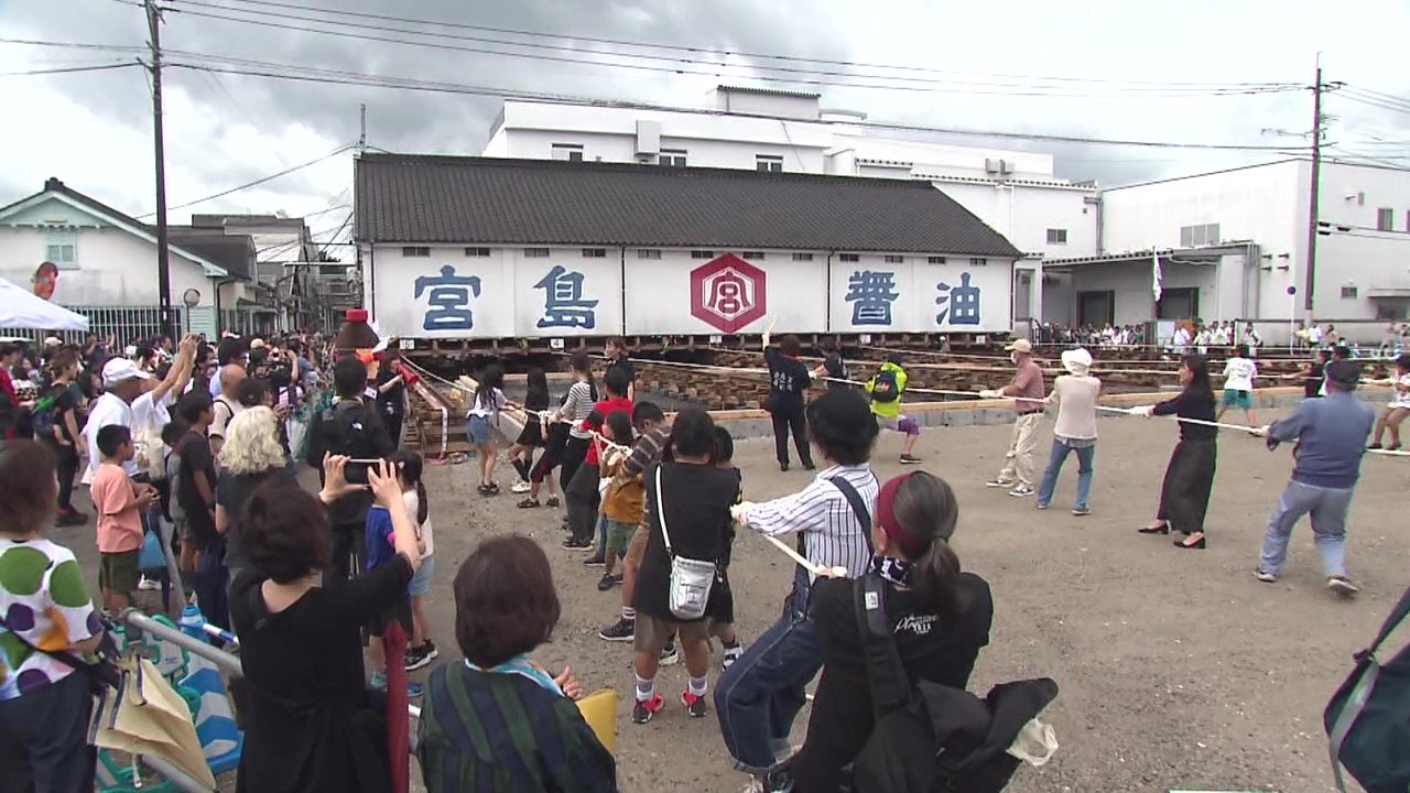 “壊さず”引っ越し 老舗醤油メーカー150トン白壁倉庫 伝統工法「曳家」ロープでゆっくりと…地元愛深めた一日｜FNNプライムオンライン