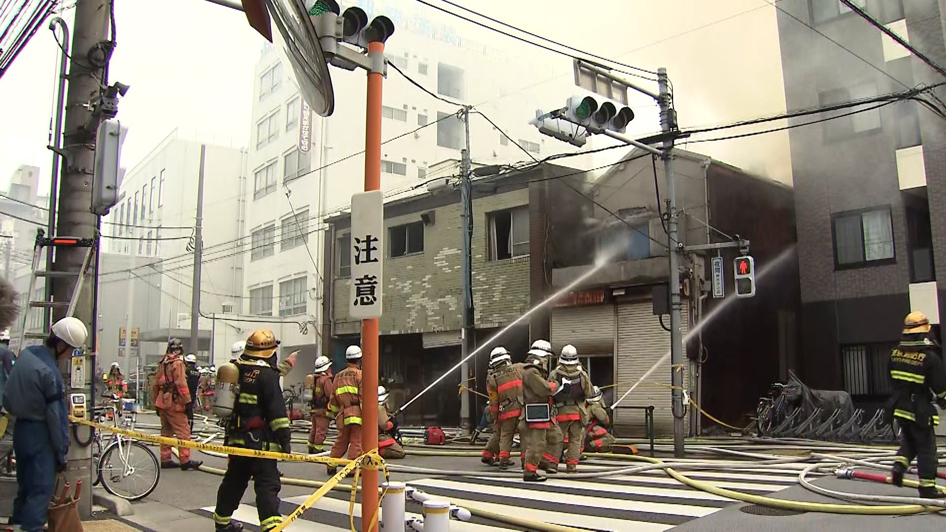 住人の高齢女性と連絡取れず…東京・西日暮里の2階建て作業場で火事 隣接のマンション住人避難 消火活動続く（FNNプライムオンライン）｜dメニューニュース（NTTドコモ）