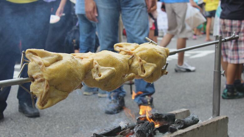 「新しい地元の名物作ろうぜ」専門分野異なる3人がBBQグリル開発 鶏の丸焼きからバウムクーヘンまで｜FNNプライムオンライン