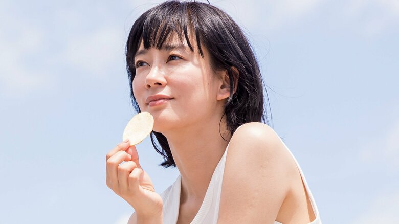水川あさみ ノースリーブの白ワンピで一心不乱 炎天下でも元気いっぱいに至福の笑み|fnnプライムオンライン