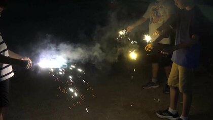 東京でも“花火OK”に？港区など一部の区立公園で手持ち花火“夏休み限定解禁”…花火できる公園探せるアプリも　向かい風で火の粉が…思わぬ事故に要注意！