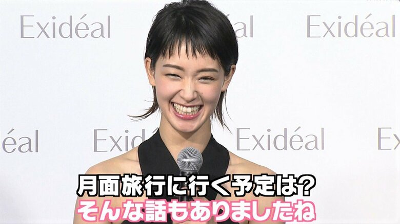 剛力彩芽は“月の女神”…美背中あらわな大胆ドレス姿披露 「月面旅行」の質問には笑顔でスルー|fnnプライムオンライン