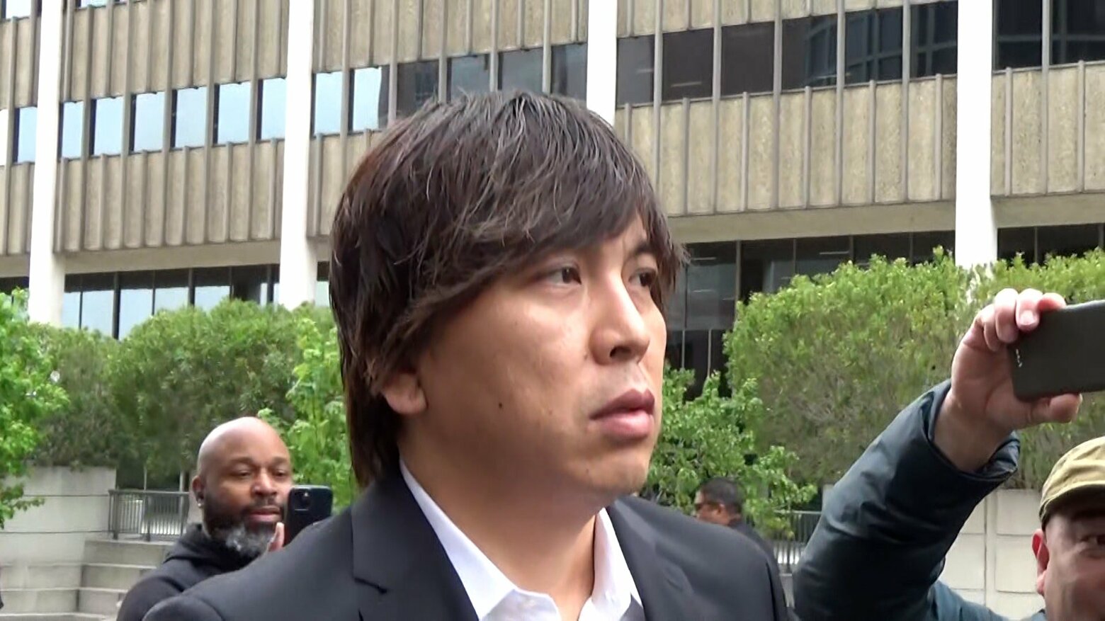 水原一平被告、形式的に「無罪」主張…次回出廷では罪を認める答弁へ スーツ姿でカメラの前に姿見せるも終始無言｜FNNプライムオンライン