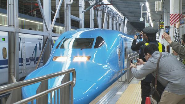 「ワンピース新幹線」運行開始 JR博多駅で出発式 早朝からファン駆け付け 主題歌担当の歌手・きただにひろしさんも出席｜FNNプライムオンライン