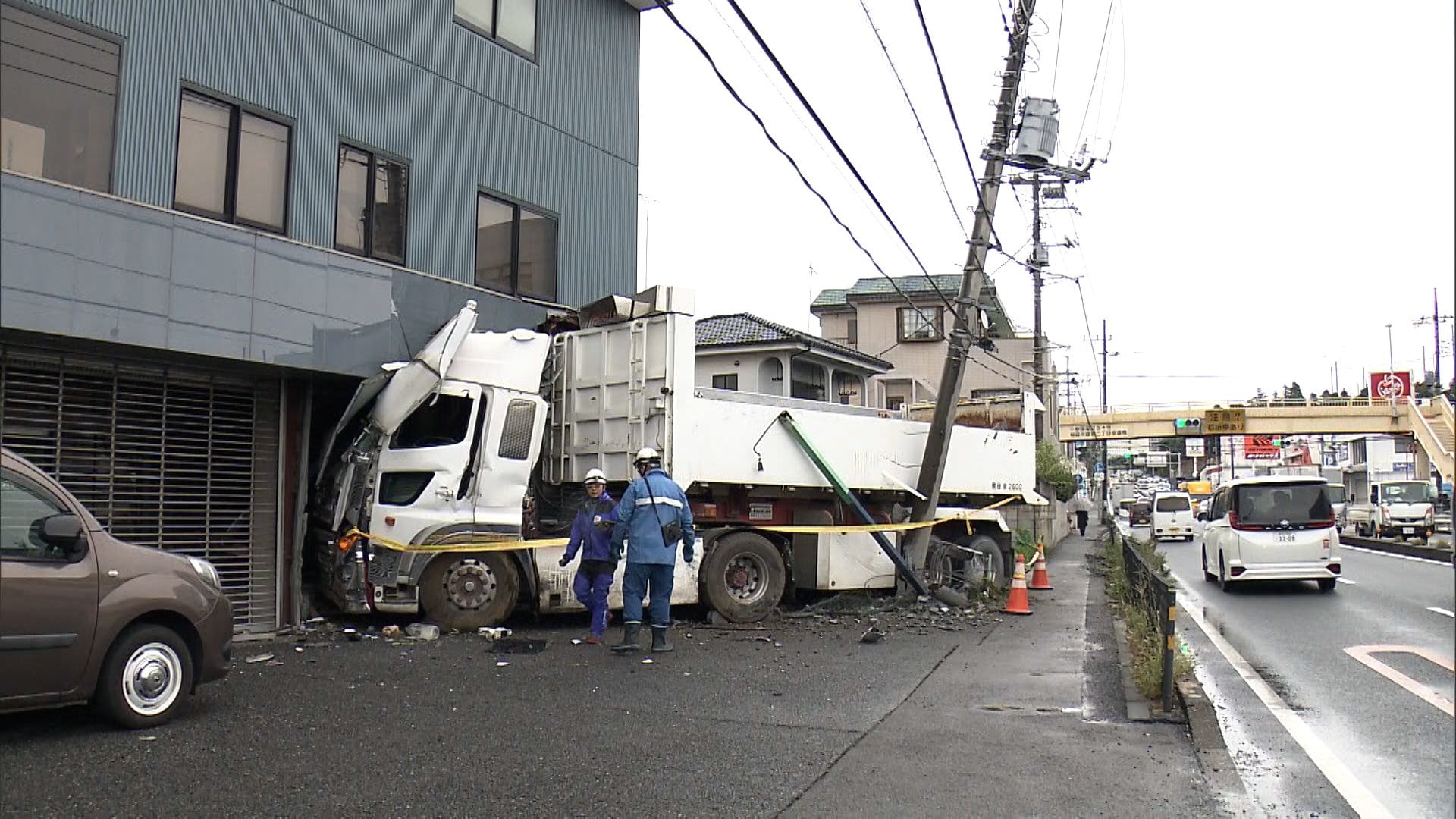 住人「地震かと思った」大型トラックが中央分離帯乗り越え対向車と衝突 道路沿いの建物に突っ込む 埼玉・朝霞市 | ガールズちゃんねる - Girls Channel