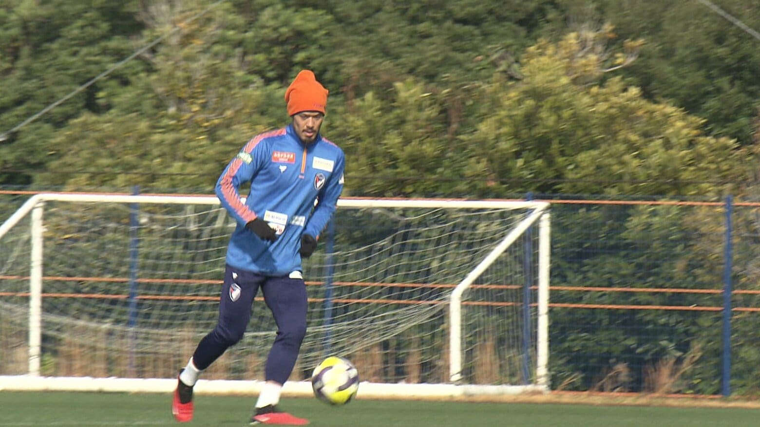 V長崎が始動！山口蛍など新加入で「今年こそはJ1昇格」と決意新たに クラブ創設20年でエンブレムも一新｜FNNプライムオンライン