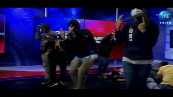 テレビ局の生放送中に武装集団が乱入 キャスターの首に銃突きつけスタッフ人質に 13人逮捕 南米・エクアドル｜FNNプライムオンライン