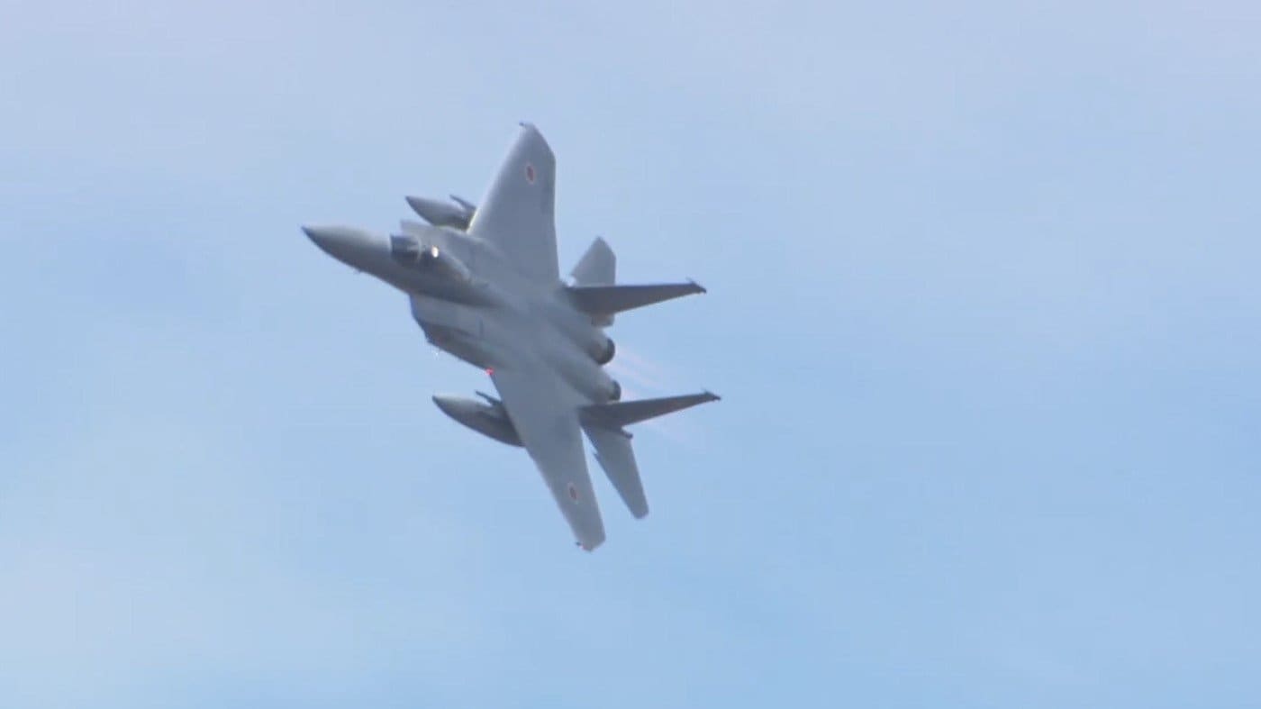 航空ショーにファン殺到 早朝から500人の行列…バス200台での“輸送任務” カメラ構え撮影し自衛隊機を堪能｜FNNプライムオンライン