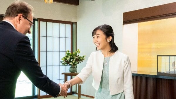 佳子さま ノーマスク“笑顔”でがっちり握手 思い出のハンガリー国会議員と再会｜FNNプライムオンライン