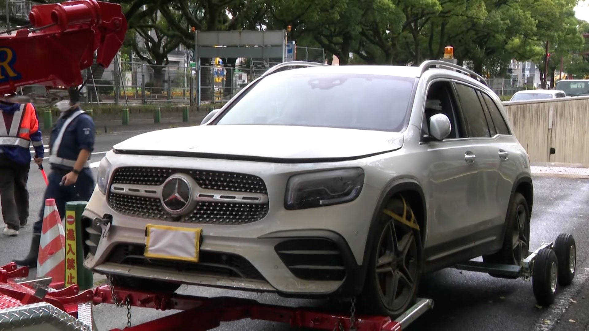 「めっちゃ臭い」高級車もレッカーで“水没駐車場”から搬出…大雨被害から2週間超で作業開始 三重・四日市市（FNNプライムオンライン）｜dメニューニュース（NTTドコモ）