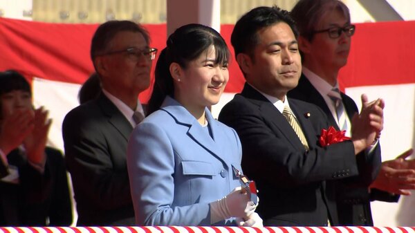 愛子さまが斧でロープを切り笑顔…海洋調査船の進水式に水色の装いで出席 単独公務は約5カ月ぶり｜FNNプライムオンライン