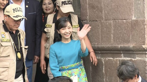 佳子さまペルーご訪問で遺跡・教会など視察 胸にはアルパカのペンダント 姉・眞子さんから譲り受けられた“エメラルドグリーンの装い”披露｜FNNプライムオンライン