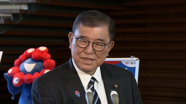 首相官邸エントランスに設置の「ミャクミャク」が石破首相に話しかけ、思わずのけぞる場面も 4日から“音声”機能追加｜FNNプライムオンライン