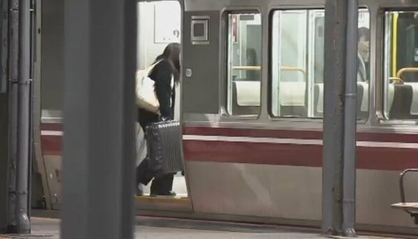 高校生「緊張気味ですが嬉しい」 JR七尾線が一部区間で運転再開 能登半島地震で線路の歪みやホームに亀裂｜FNNプライムオンライン