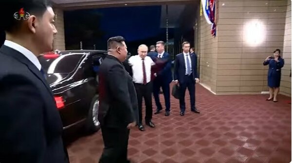 金正恩総書記を“スマホ撮影”随行幹部の行動に異変…今やスマホは必需品 北朝鮮住民は「家を売っても携帯買え」｜FNNプライムオンライン