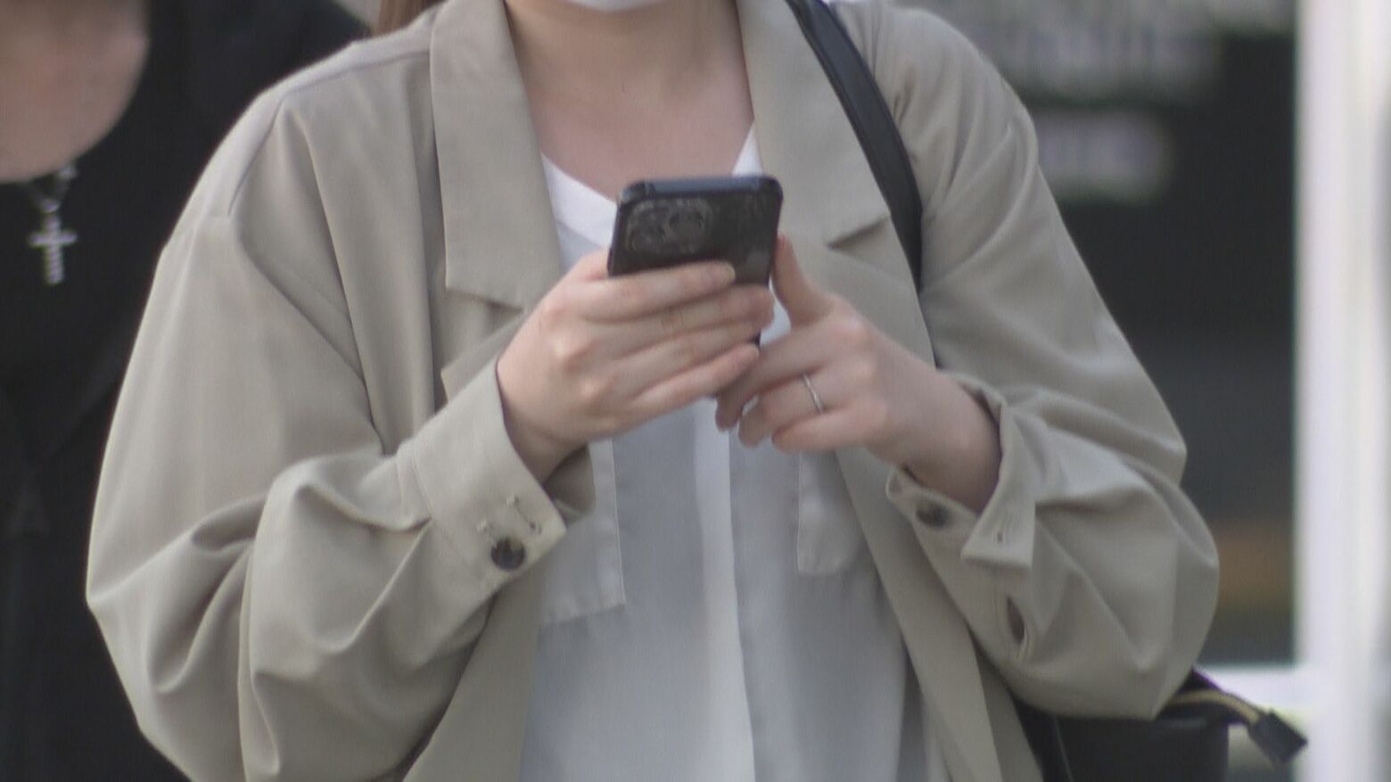 駅前で5.1%→4.7%とまだあまり効果なく…「歩きスマホ禁止条例」施行から1カ月で市が実態調査【愛知発】｜FNNプライムオンライン