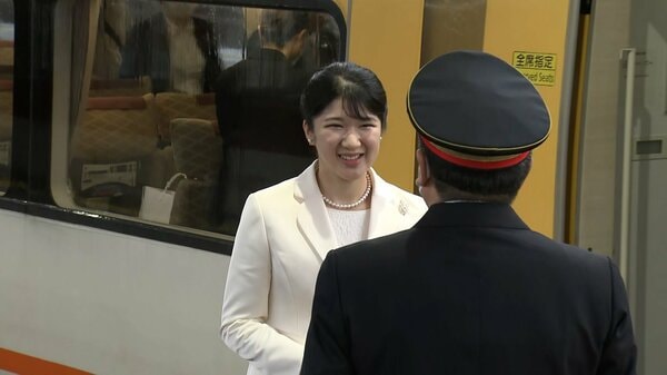 【速報】愛子さま三重県入り 白いコート姿で駅長らに挨拶 初めての単身地方訪問で伊勢神宮参拝へ｜FNNプライムオンライン