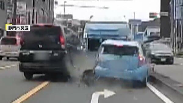 【映像】黒いワンボックスカー猛スピードで信号待ちの車に追突 ゴミ収集車など巻き込み2人搬送 静岡市｜FNNプライムオンライン