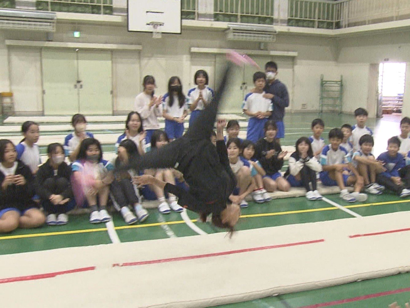 アクロバティックな技に歓声…来年のアジア競技大会アスリート委員・寺本明日香さんが名古屋の小学生と交流｜FNNプライムオンライン