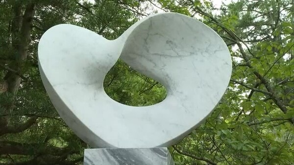 平和への願い…慰霊の心 出雲大社に彫刻「風の環」奉納 芸術家・武藤順九氏の世界に向けたメッセージ｜FNNプライムオンライン