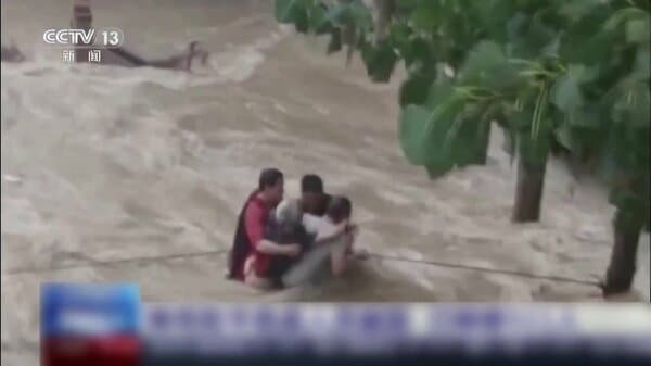 街の中を泳ぐ“魚の群れ”に濁った水の上に浮かぶ乗用車も 「店が冠水してしまった…どうしよう」中国で豪雨被害相次ぐ｜FNNプライムオンライン