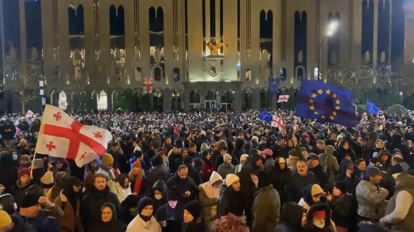 ジョージアで市民らのデモ隊と警察が衝突…43人を拘束 EUへの加盟交渉停止を受けて｜FNNプライムオンライン