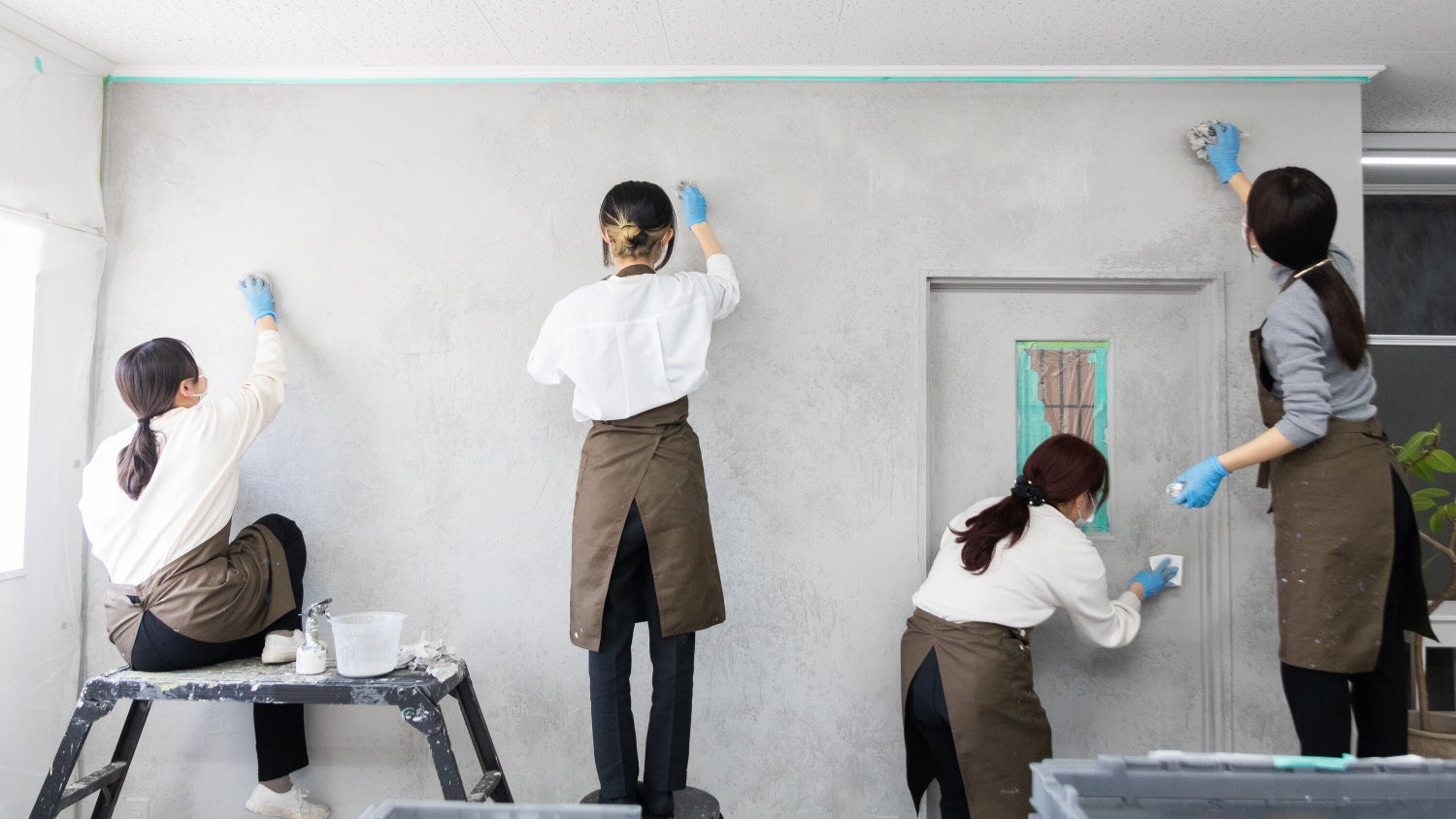 メーカーにはできない、人の手と目を通すからこそ実現できる調色。1人のお客様の声から生まれた、コンクリート風に変身するDIY用塗料の開発ストーリー。