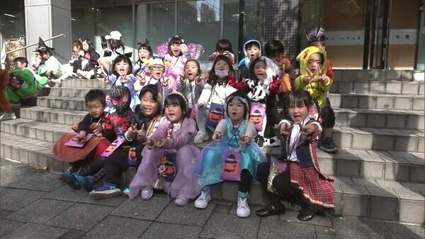 お気に入りの仮装で商店街を練り歩く 園児がハロウィーンパレード 秋田市｜FNNプライムオンライン